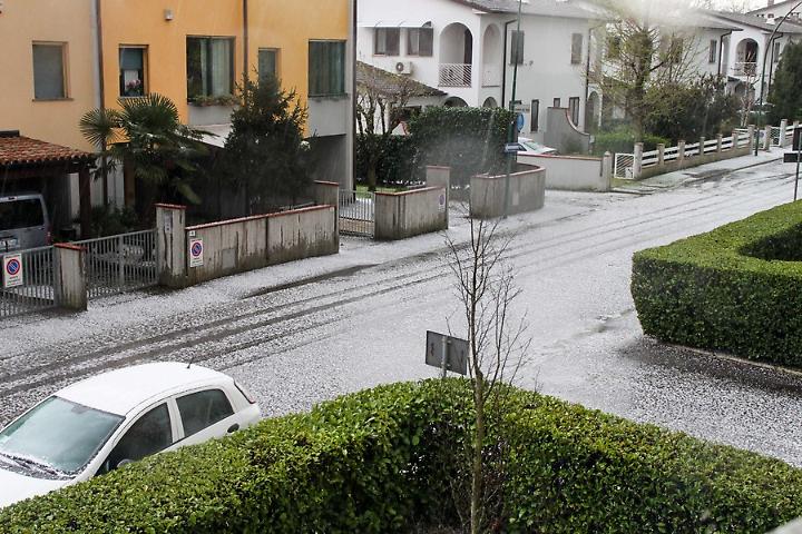 La violenta grandinata su Cremona - Foto 1 di 7 - La Provincia