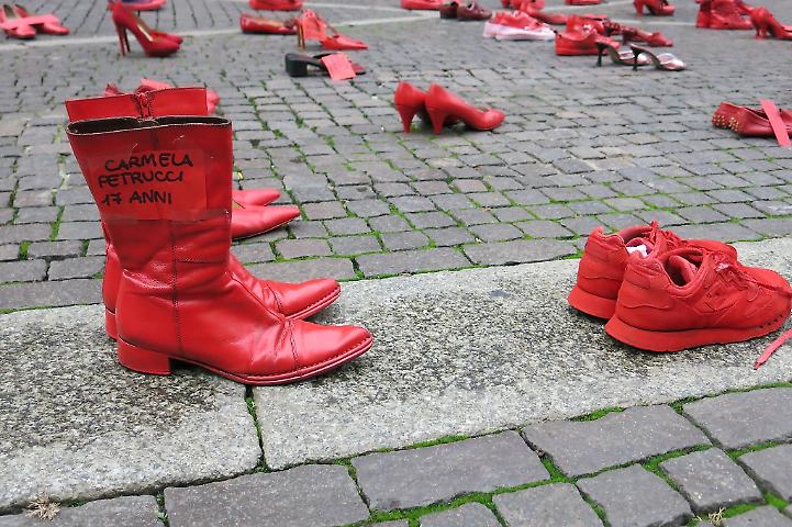 Scarpe rosse contro la violenza sulle donne - Foto 1 di 14 - La Provincia