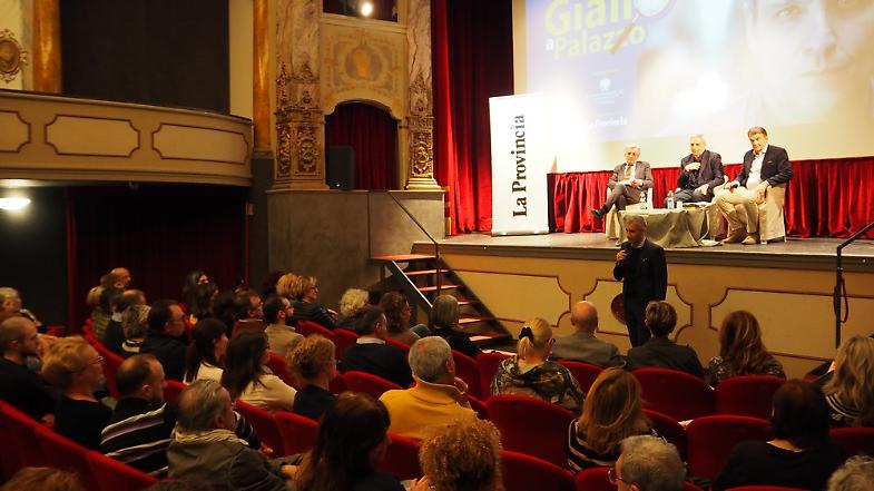FOTO Maurizio De Giovanni al teatro Filo di Cremona per Giallo a ...