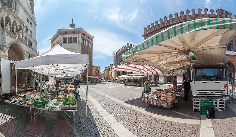 Cremona, mercato in piazza tra code e proteste - Foto 1 di 14 - La ...